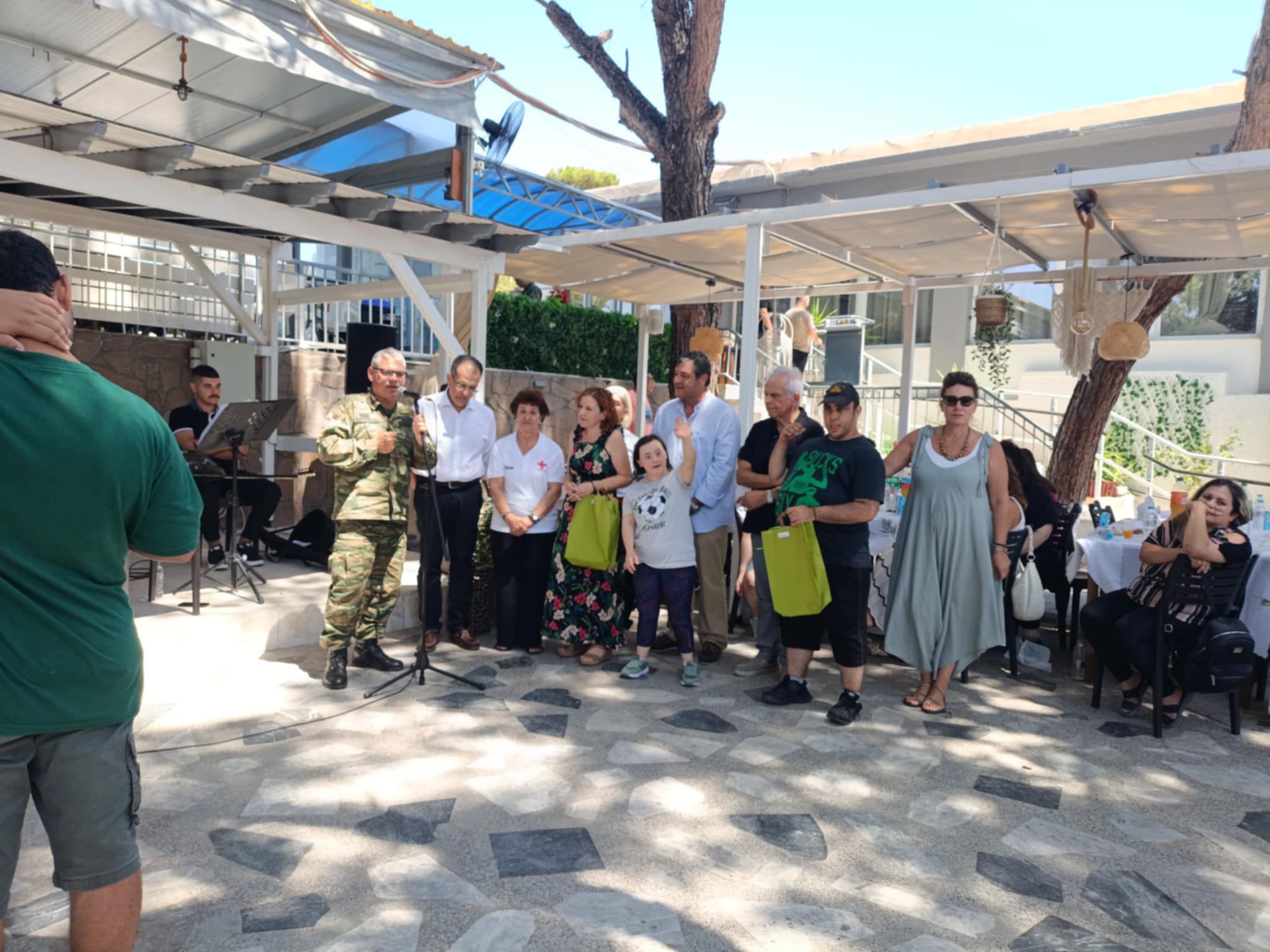 Στην καλοκαιρινή ταράτσα της Σμύρνης οι παρέες γράφουν ιστορία ...